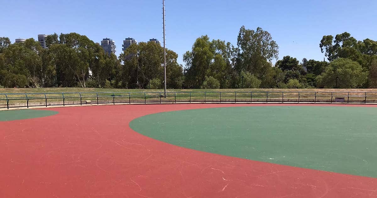 Coating the roller skating field - Ganey Yehosha